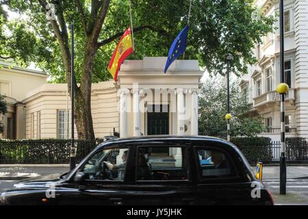 Spanish Embassy. London, UK. 18th Aug, 2017. Staff at the Spanish ...