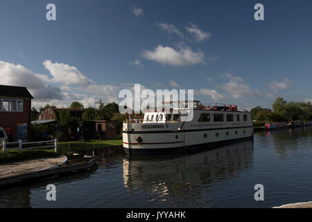 Patch Bridge, swing bridge on the Gloucester and Sharpness Canal at ...