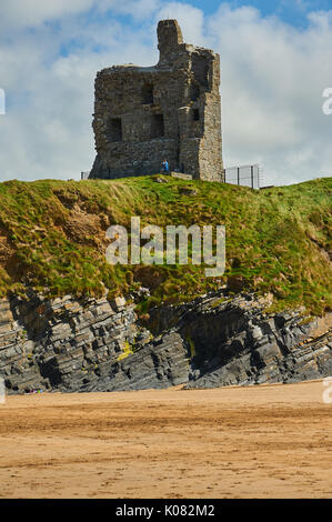 Rock outcrop on the beach at low tide Stock Photo - Alamy