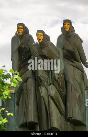 Three Muses sculpture atop Lithuanian National Drama Theater, Vilnius ...