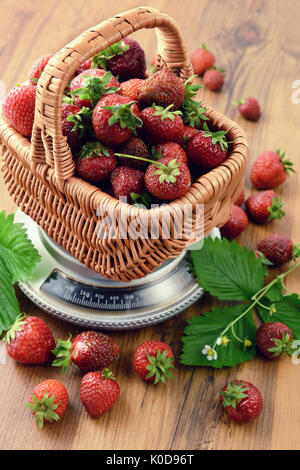 KITCHEN SCALES WITH STRAWBERRIES Stock Photo - Alamy