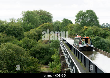 Narrowboat crossing Edstone Aqueduct on the Stratford-upon-Avon Canal ...