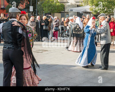 Chotis, baile típico madrileño. Madrid capital. España Stock Photo - Alamy
