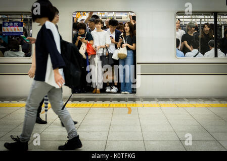 Subway train in Tokyo jam packed with commuters Stock Photo - Alamy