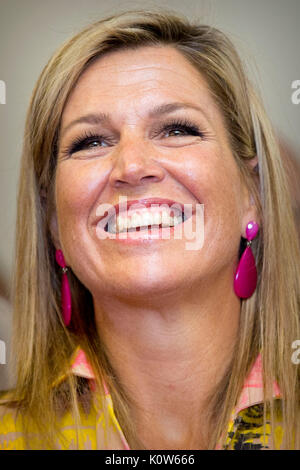Picture of 22 August that shows the invisible bracelet of Queen Maxima ...
