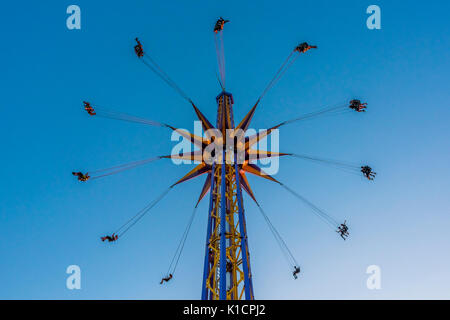 Atmosfear double swing ride at Playland Amusement Park, Vancouver ...