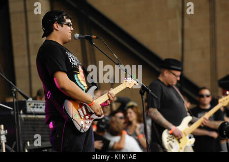Eric Wilson Sublime performs Cypress Hill's Smokeout San Manuel ...