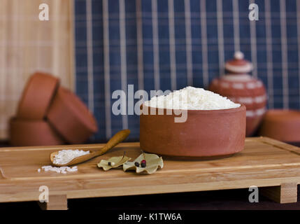Dry bay leaves in a clay bowl isolated on white. Dried laurel leaf ...