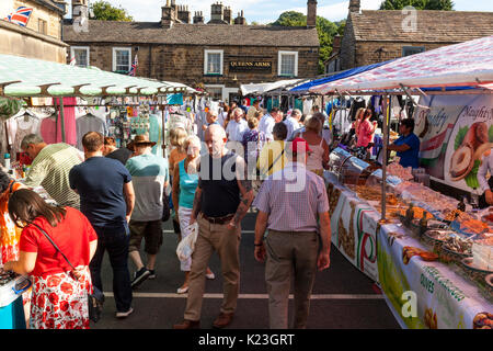 The busy Monday Market at Bakewell, Derbyshire, England, UK Stock Photo ...