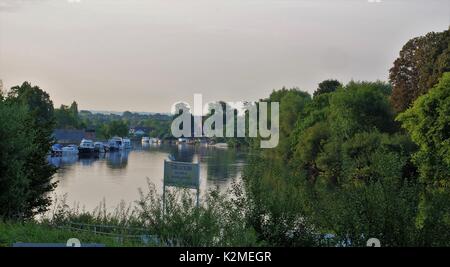 river thames boat launch hampton court Stock Photo - Alamy
