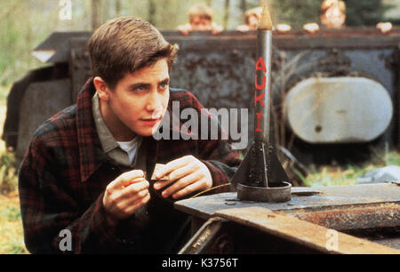 OCTOBER SKY (1999) JAKE GYLLENHAAL OCSK 058 Stock Photo - Alamy