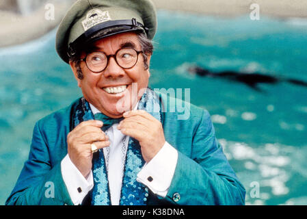 FIERCE CREATURES UNIVERSAL PICTURES RONNIE CORBETT, centre left Date ...