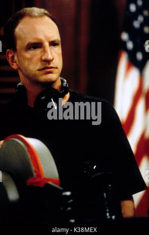 ERIN BROCKOVICH, director Steven Soderbergh, on set, 2000, (c)Universal ...