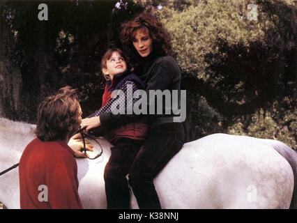 SOMETHING TO TALK ABOUT JULIA ROBERTS, DENNIS QUAID, HALEY AULL Stock ...