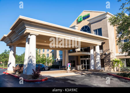 Porte Cochère entrance to the hotel from the street at dusk. Hilton ...