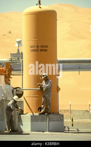 Saudi Aramco engineers at the Shaybah Gas Oil Separation Plant (GOSP ...