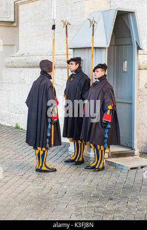 Papal Swiss guards outside St Peter's Basilica, Vatican City, Rome ...