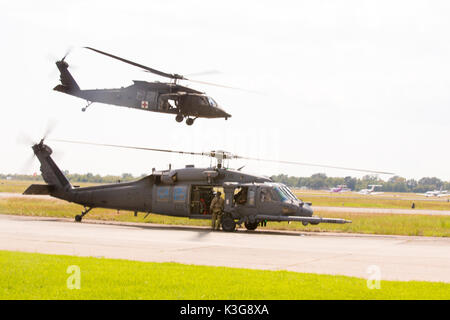 US Army Medivac Helicopter and Soldiers Red Cross Stock Photo - Alamy