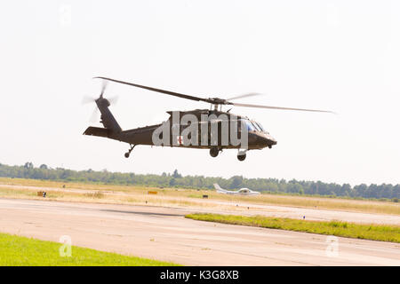 US Army Medivac Helicopter and Soldiers Red Cross Stock Photo - Alamy
