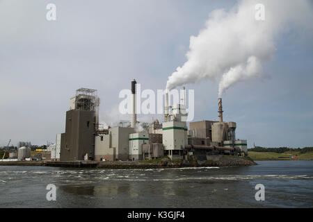 The Irving Pulp and Paper Mill in Saint John, New Brunswick, Canada ...