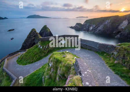Road to Dunquin Pier, Dunquin, Dingle Peninsula, Co, Kerry, Ireland ...