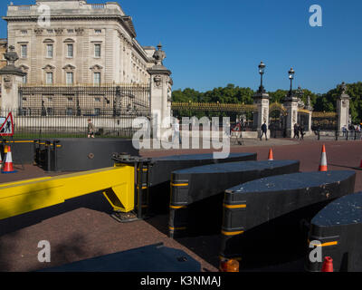 Ring of steel barriers and defence against terrorism at Buckingham ...