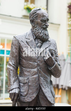 statue of George Bernard Shaw, Niagara-on-the-Lake, Ontario, Canada ...