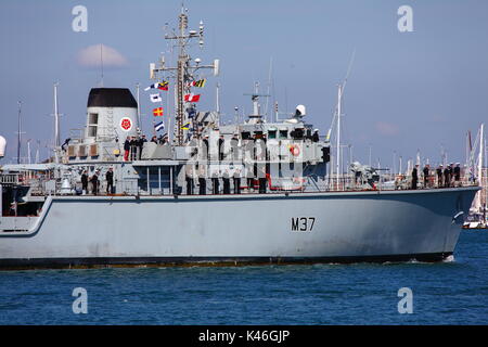 Hunt-class Mine destroyer HMS Huworth passes Spitbank Fort in Spithead ...