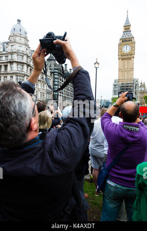 Big Ben and crowd of tourists and people in a summer day in London ...