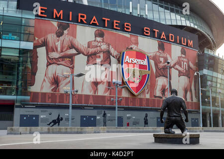 Thierry Henry statue in front of the Emirates stadium Stock Photo - Alamy