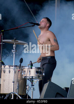 The Rock band Slaves (Now known as Soft Play) play the Victorious music ...