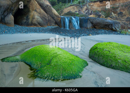A waterfall at Hug Point along the Oregon coast. USA Stock Photo - Alamy