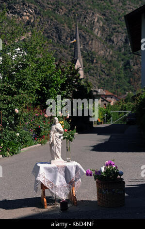 Latsch, Italy. 18th June, 2017. View of historic farm buildings in the ...