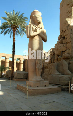 Colossus statue of Ramses II and daughter Bant Anta in Karnak Temple ...