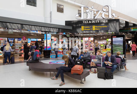 Duty free shop in Manchester Airport Terminal 1. UK Stock Photo - Alamy