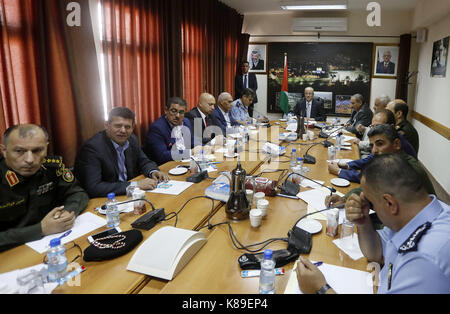 Hebron, West Bank city of Hebron. 18th May, 2021. An Israeli soldier ...