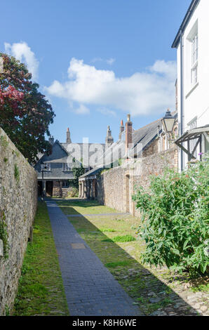 Old buildings in Guildhall Yard in Totnes, Devon Stock Photo - Alamy
