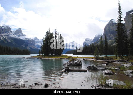 Breathtaking view of Spirit Island with Canadian Rockies in Maligne ...