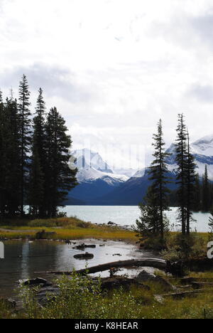 Breathtaking view of Spirit Island with Canadian Rockies in Maligne ...