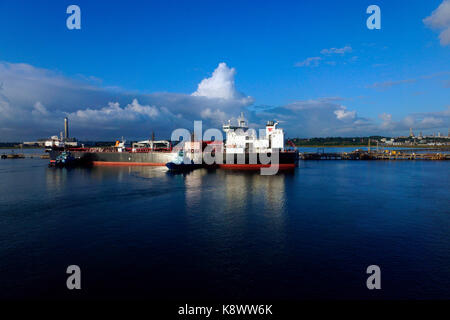 CRUDE OIL TANKER 'PEARY SPIRIT' PUSHED INTO JETTY BY TUGS LOMAX & APEX ...