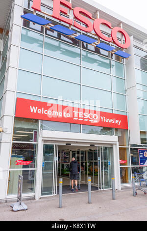 Entrance to Tesco supermarket in Yiewsley, Hillingdon, UK Stock Photo ...