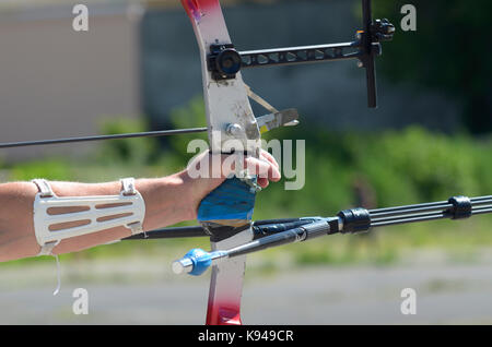 An archer’s hand pulling the string back of a bow Stock Photo - Alamy
