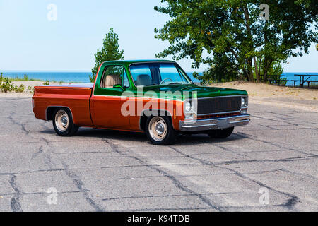 1975 GMC Sierra Grande Two Tone Pickup Truck Stock Photo - Alamy
