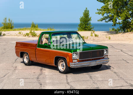 1975 GMC Sierra Grande Two Tone Pickup Truck Stock Photo - Alamy