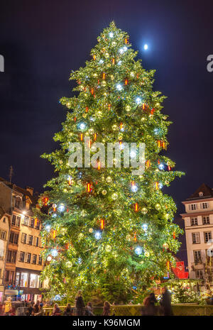 Christmas tree, Christmas decorations in Strasbourg by night Stock ...