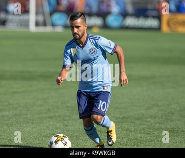 EAST HARTFORD, CT - SEPTEMBER 23: UConn Huskies quarterback Ta'Quan ...