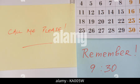 POST IT NOTE WITH CALL ME PLEASE, STICKIES Stock Photo - Alamy