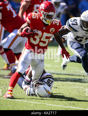 Kansas City Chiefs center Casey Wiegmann (62) lines up over the with ...