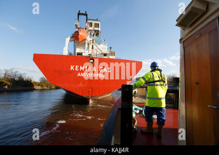 Tug boat MSC Viking pulls Kemira Gas on the Manchester Ship Canal by ...