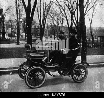 Ucal-Henri Dandurand et sa voiture De Dion-Bouton Stock Photo - Alamy